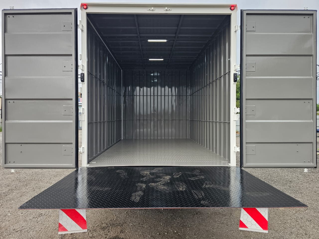Isuzu NPR75UHL Corrugated Box with Tail Lift – Yr.24/2025 RM180,000 ...